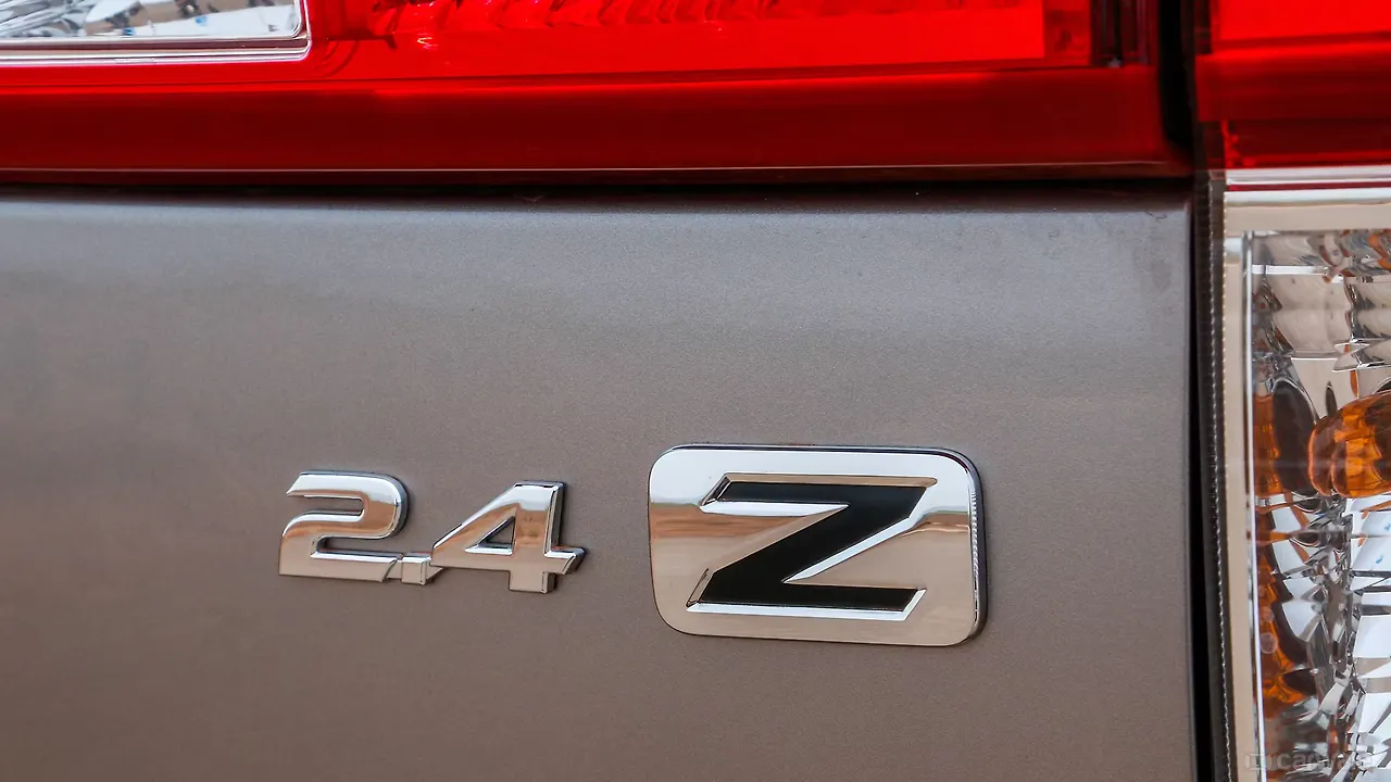 Toyota Innova Crysta Photo, Exterior badge2 Image - CarWale