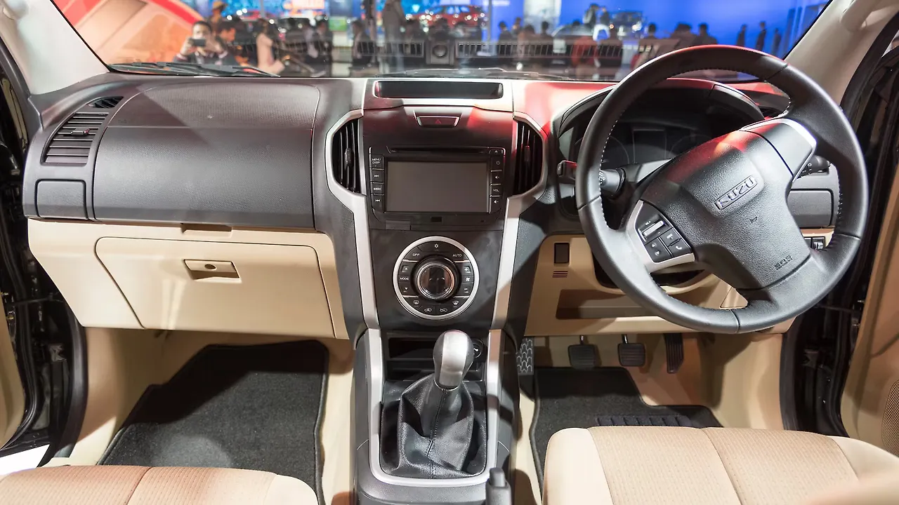Isuzu D-Max V-Cross [2016-2018] Photo, Isuzu D Max V Cross Interior ...