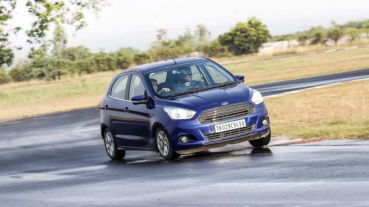 CarWale Track Day 2016 Ford Figo TDCi Vs Fiat Punto Abarth - CarWale