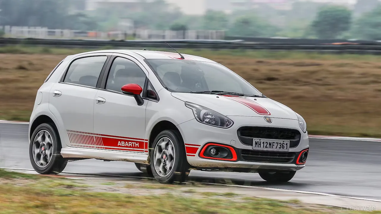 CarWale Track Day 2016 Ford Figo TDCi Vs Fiat Punto Abarth - CarWale