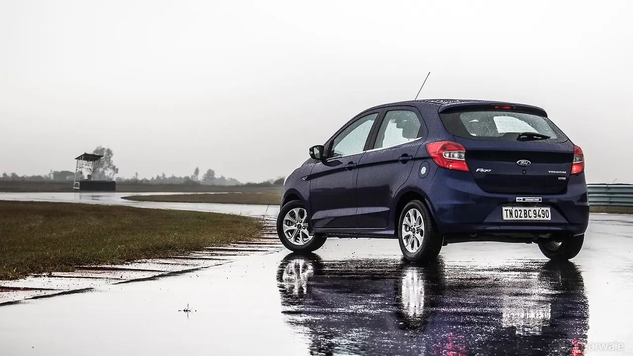 CarWale Track Day 2016 Ford Figo TDCi Vs Fiat Punto Abarth - CarWale