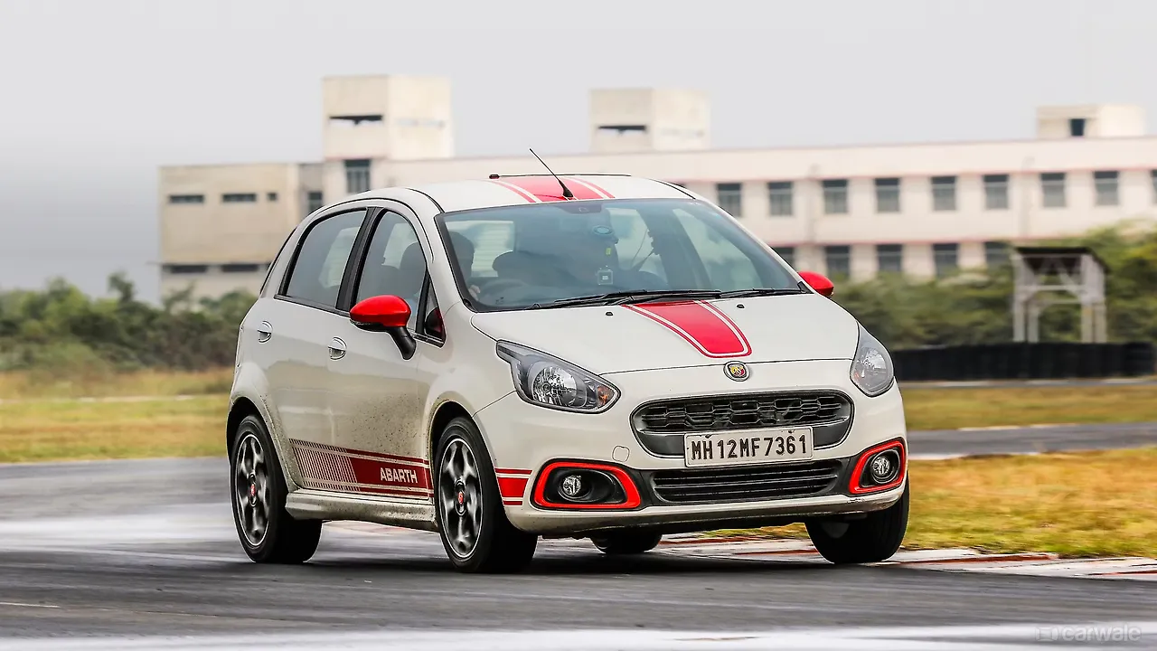 CarWale Track Day 2016 Ford Figo TDCi Vs Fiat Punto Abarth - CarWale