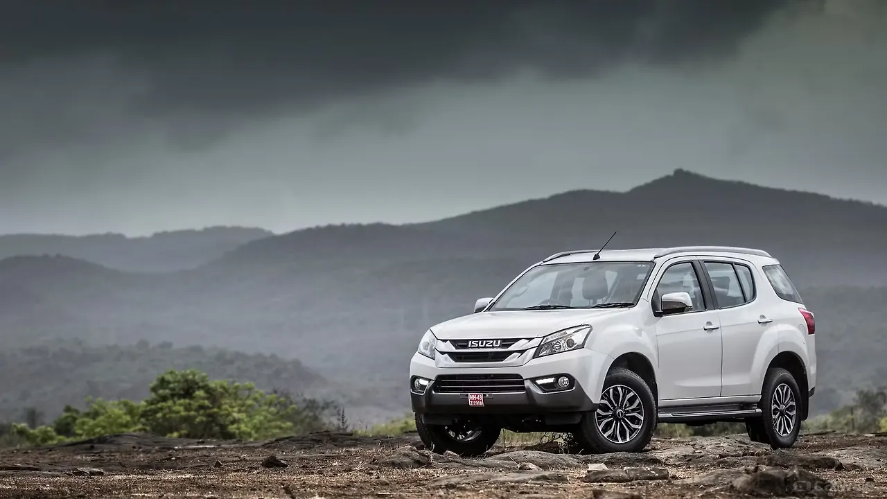 Isuzu MUX Left Front Three Quarter Image, Isuzu MU-X Photo - CarWale