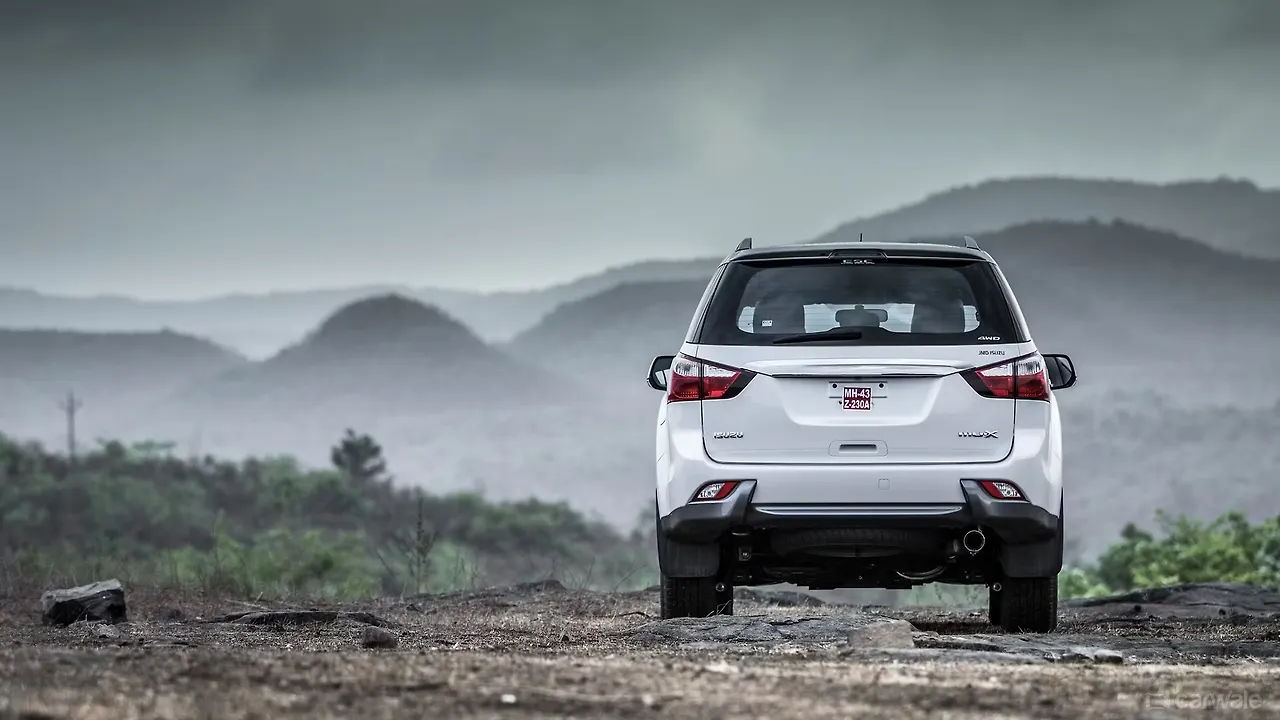 Isuzu MUX Rear view Image, Isuzu MU-X Photo - CarWale