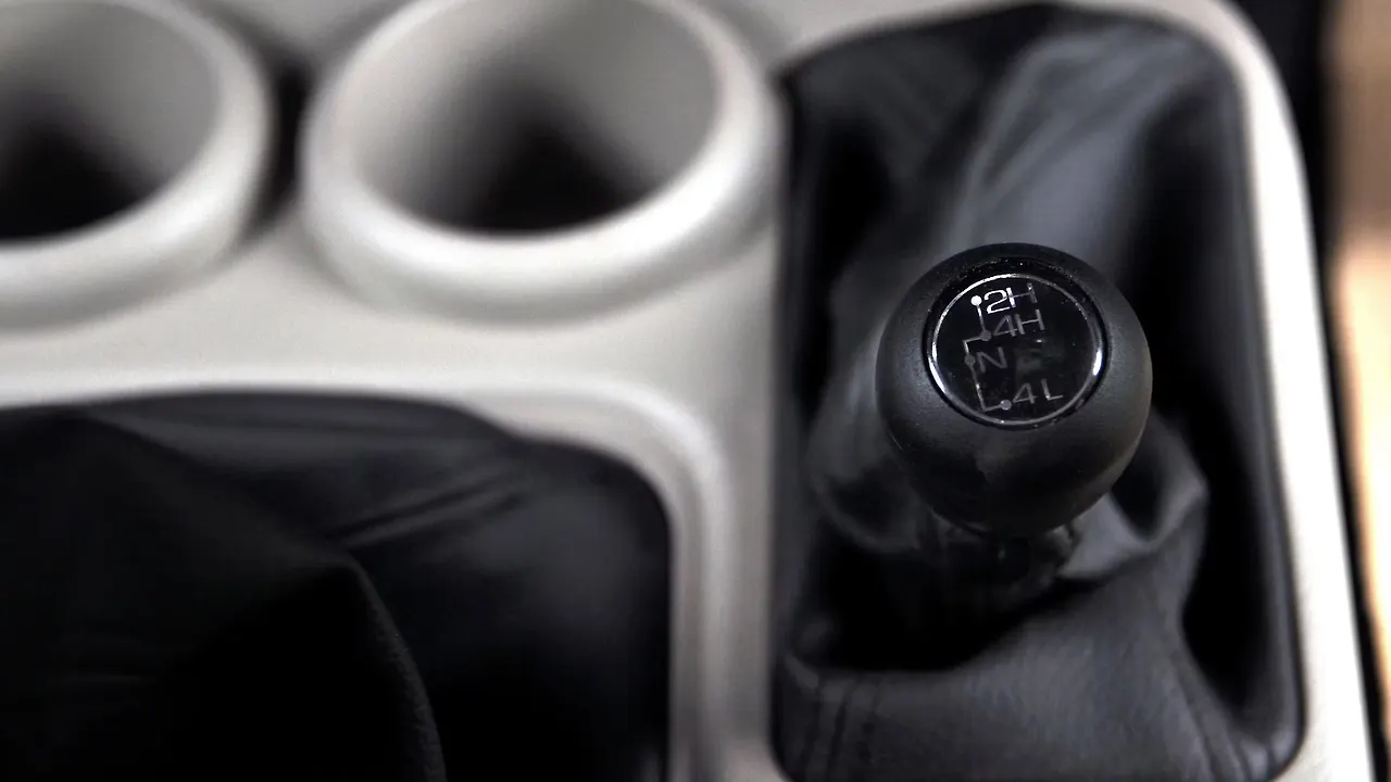 Mahindra Thar Photo, Gear Lever Image - CarWale