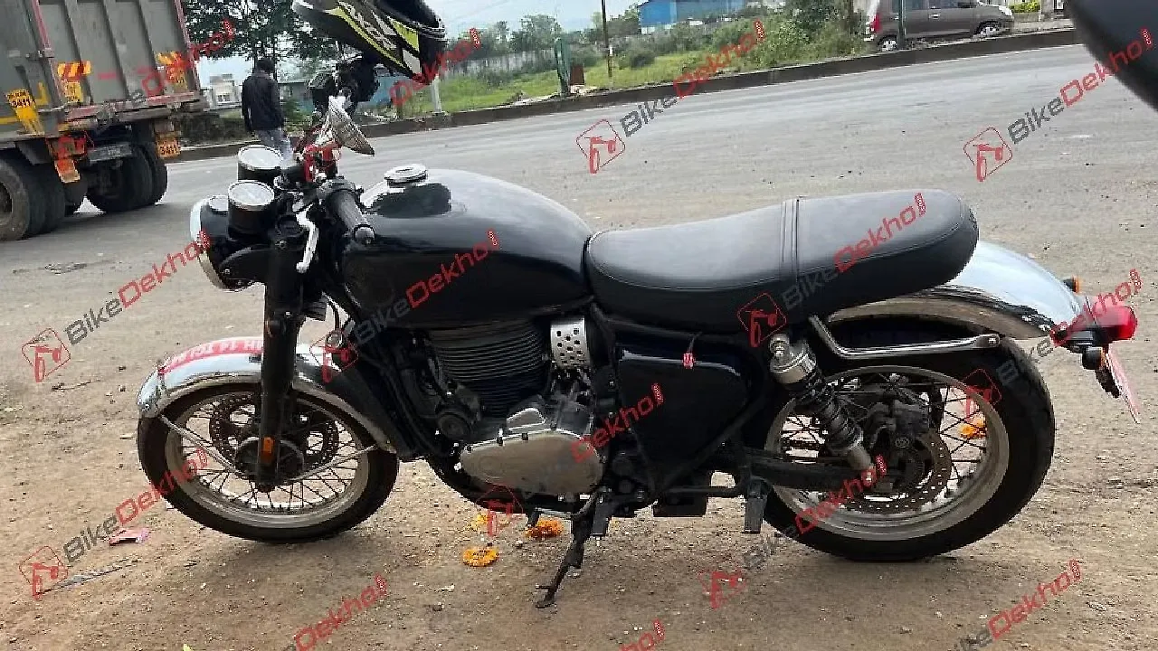 BSA Gold Star retro bike spotted testing in India, looks production ...