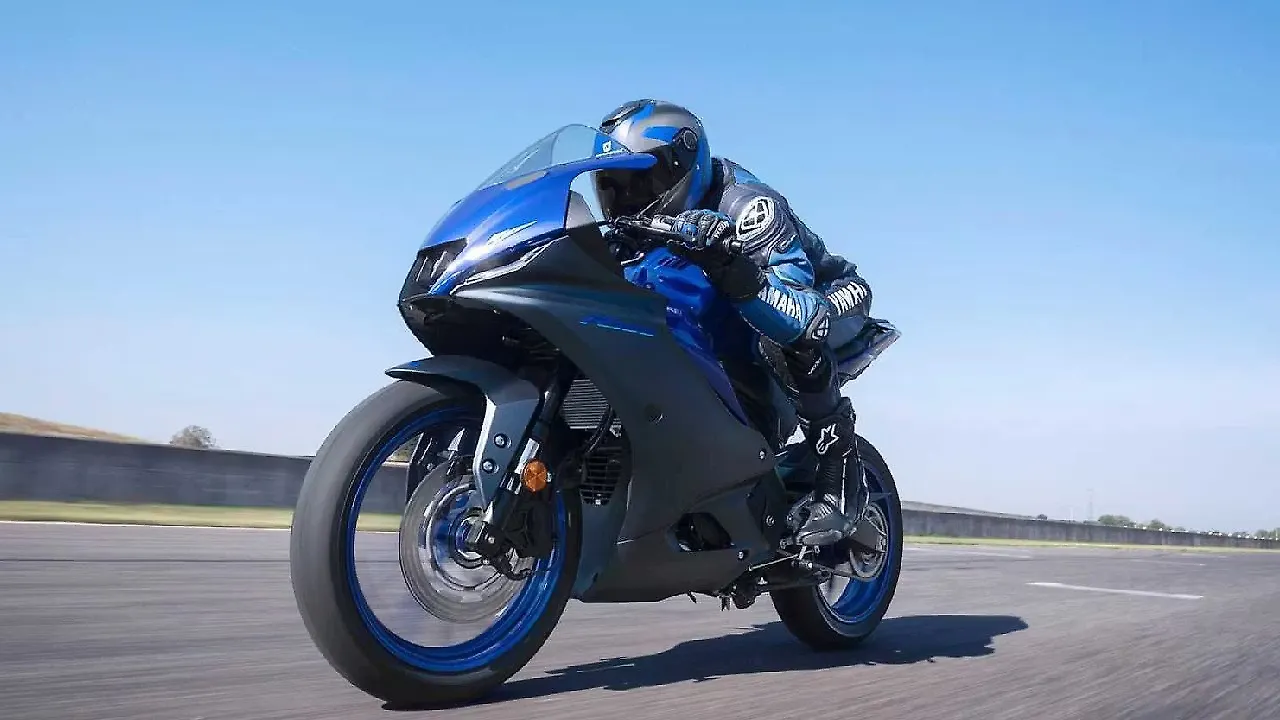 Yamaha R125 unveiled with new updates! - BikeWale