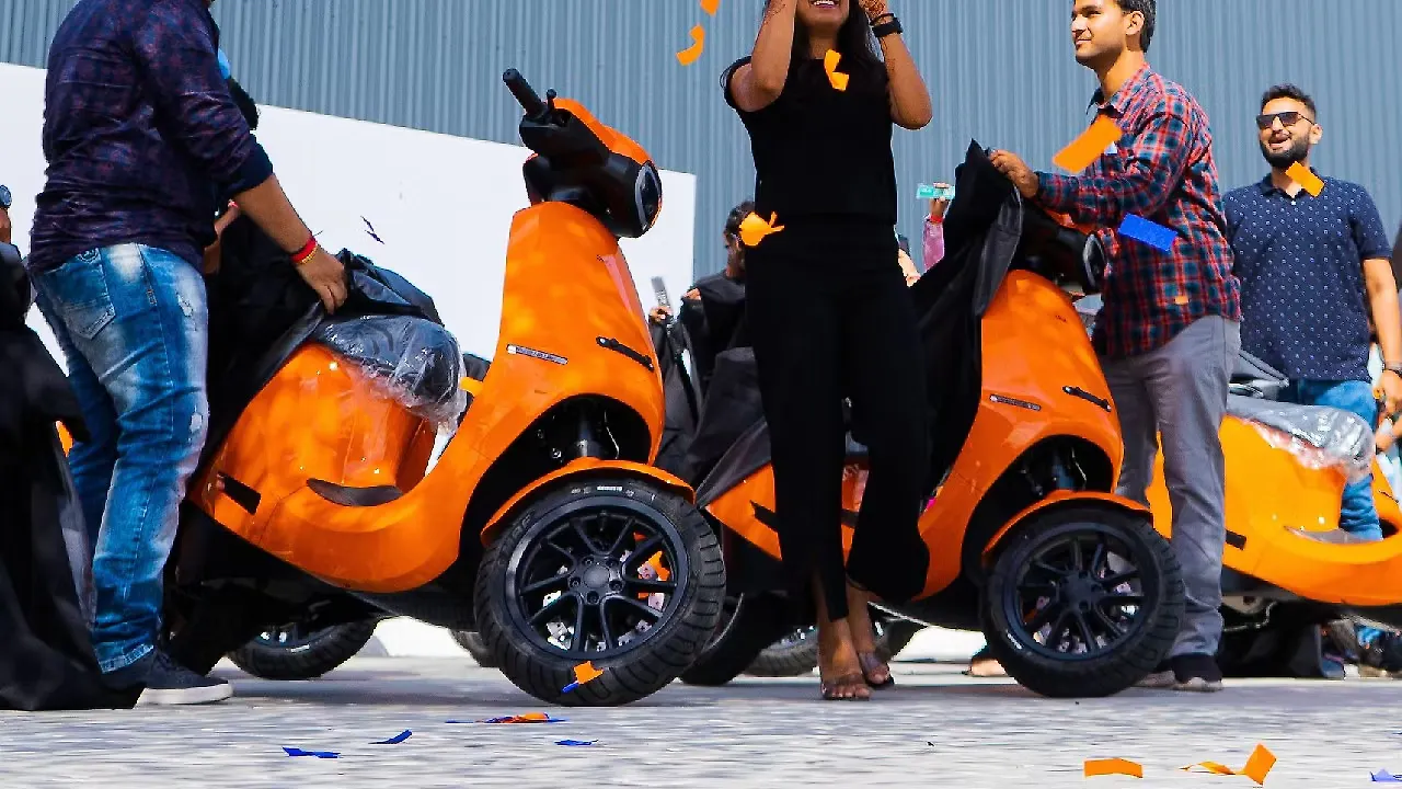 Ola re-launches Gerua colour for the S1 electric scooter in India ...