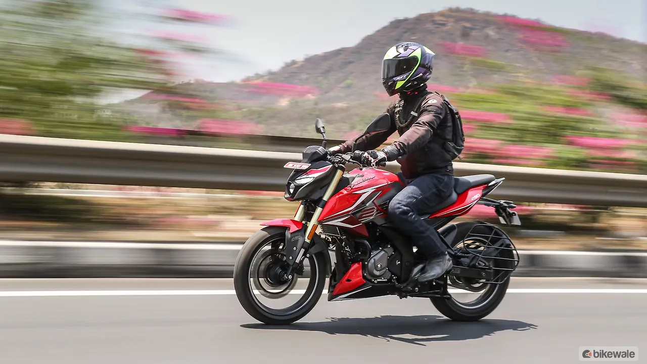 Bajaj Pulsar N250 Price - Mileage, Images, Colours | BikeWale