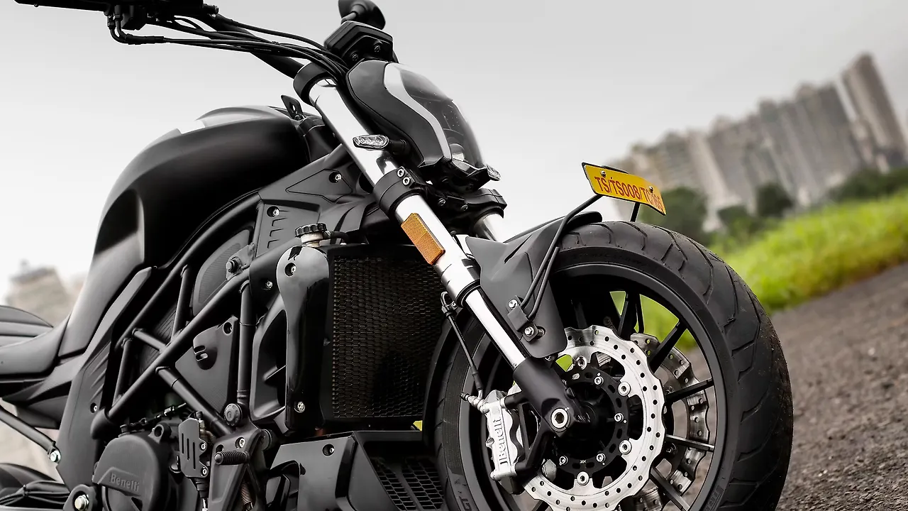 Benelli 502C Front Disc Brake Image - BikeWale