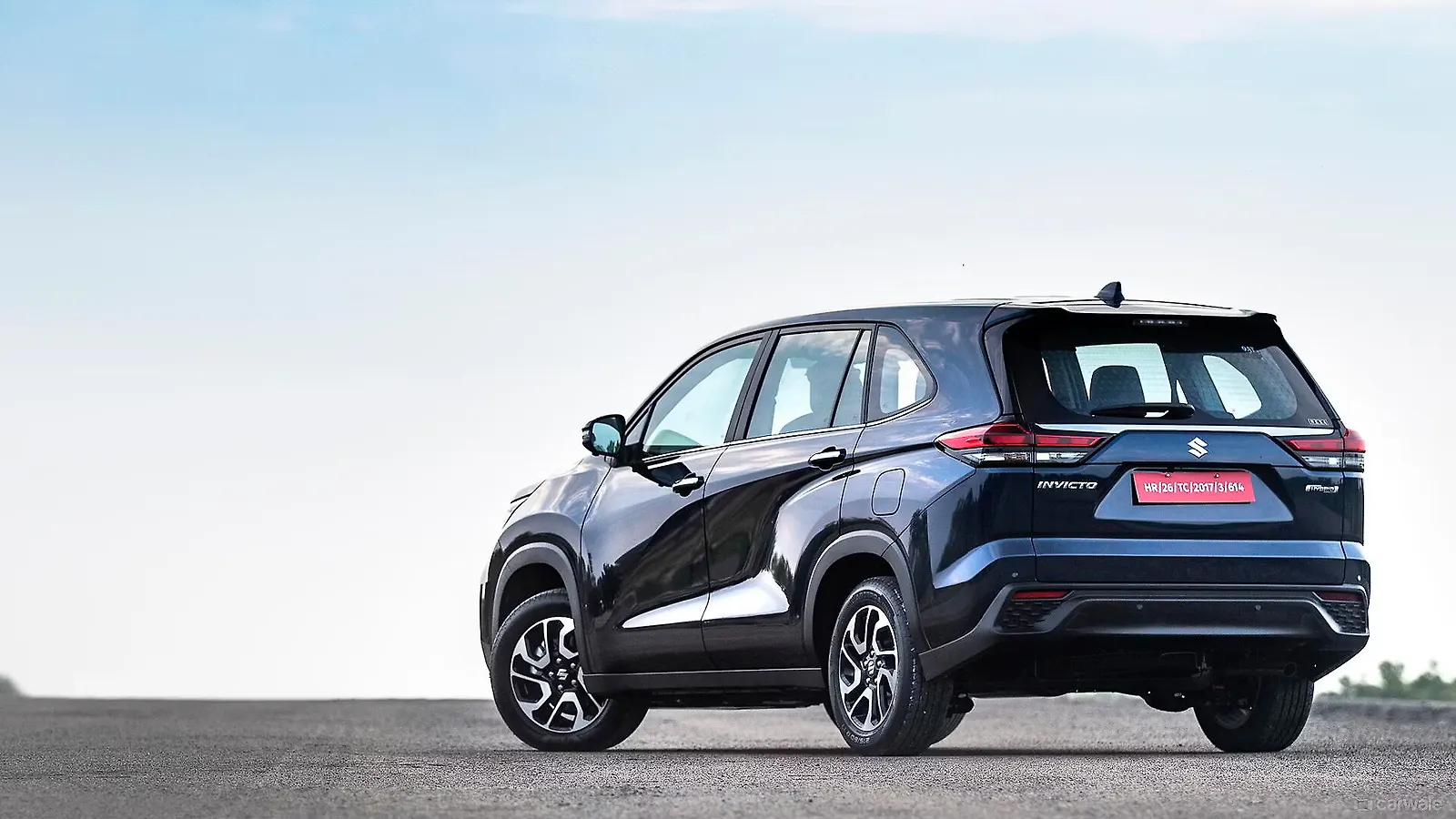 How different is Maruti Invicto from Toyota Innova Hycross? - CarWale