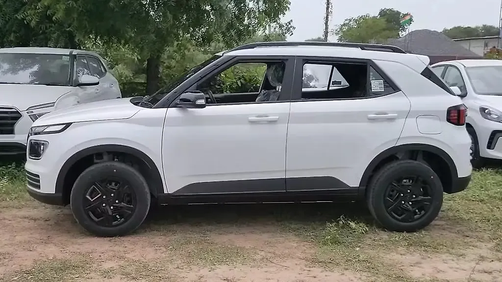 Hyundai Venue Knight Edition arrives at dealership - CarWale