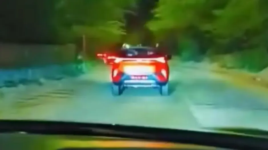Tata Nexon facelift red colour spied undisguised - CarWale