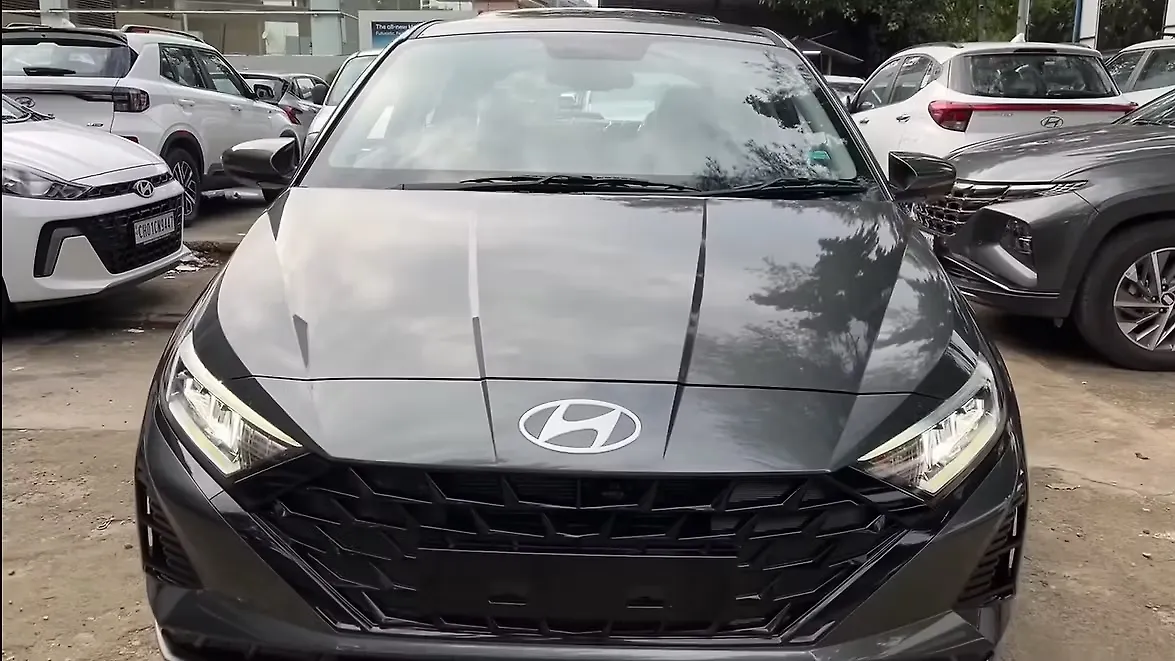 Hyundai i20 facelift reaches dealerships across India - CarWale
