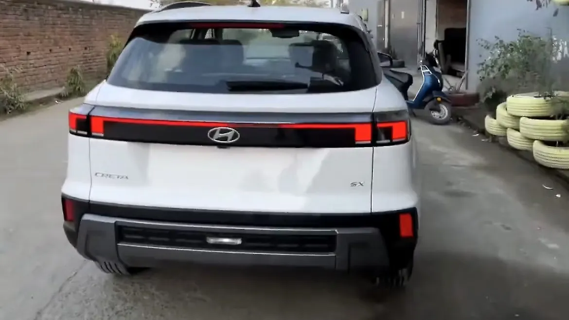 Hyundai Creta facelift spied at dealership stockyard - CarWale