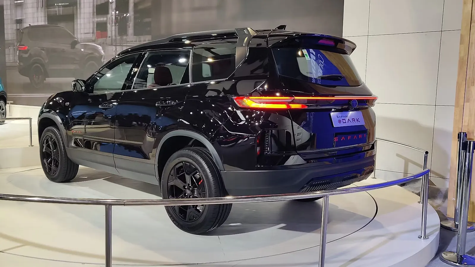 Tata Safari Red Dark Edition showcased at Bharat Mobility Expo - CarWale