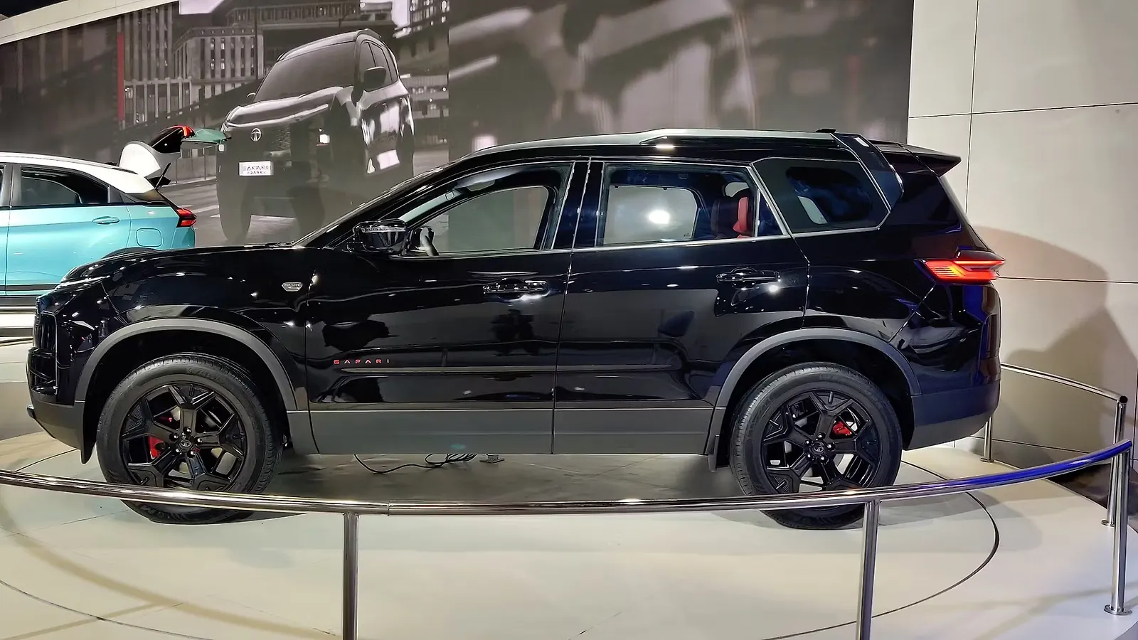 Tata Safari Red Dark Edition showcased at Bharat Mobility Expo - CarWale