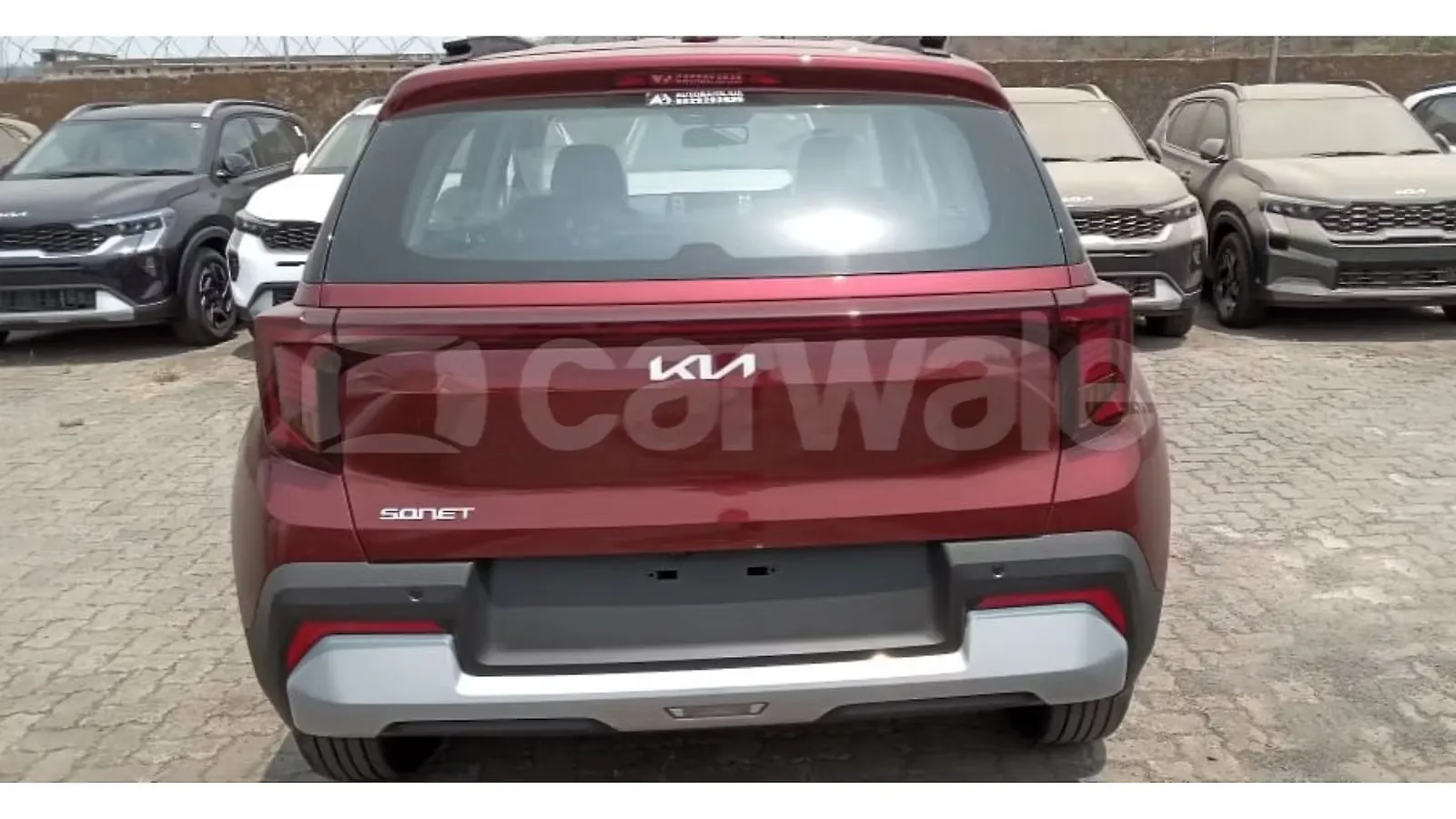Kia Sonet HTK (O) variant arrives at dealership - CarWale