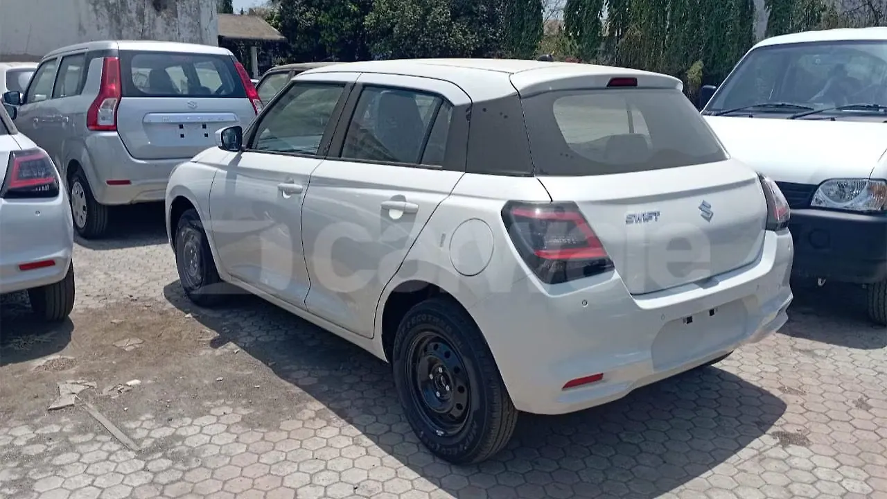 New Maruti Swift VXi variant reaches dealership - CarWale