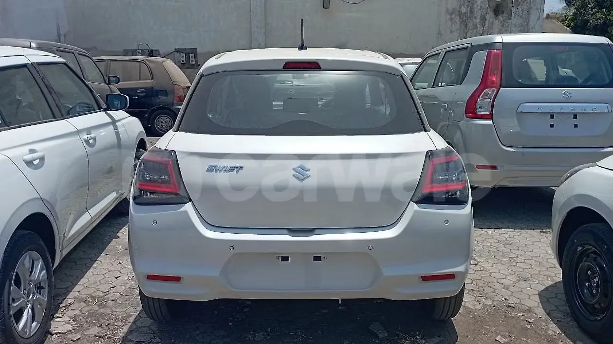 New Maruti Swift VXi variant reaches dealership - CarWale
