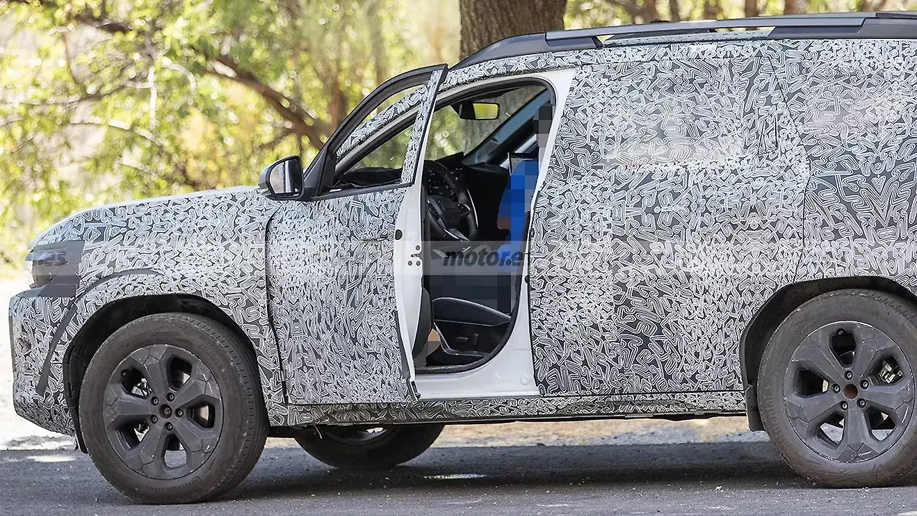 New-gen three-row Renault Duster spied testing - CarWale