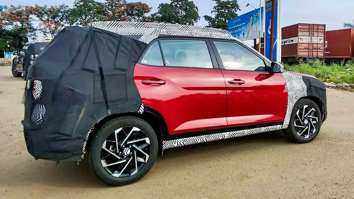 Hyundai Alcazar facelift spied again revealing more details - CarWale