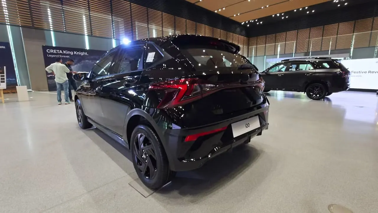 Hyundai i20 Knight Edition Showcased - CarWale