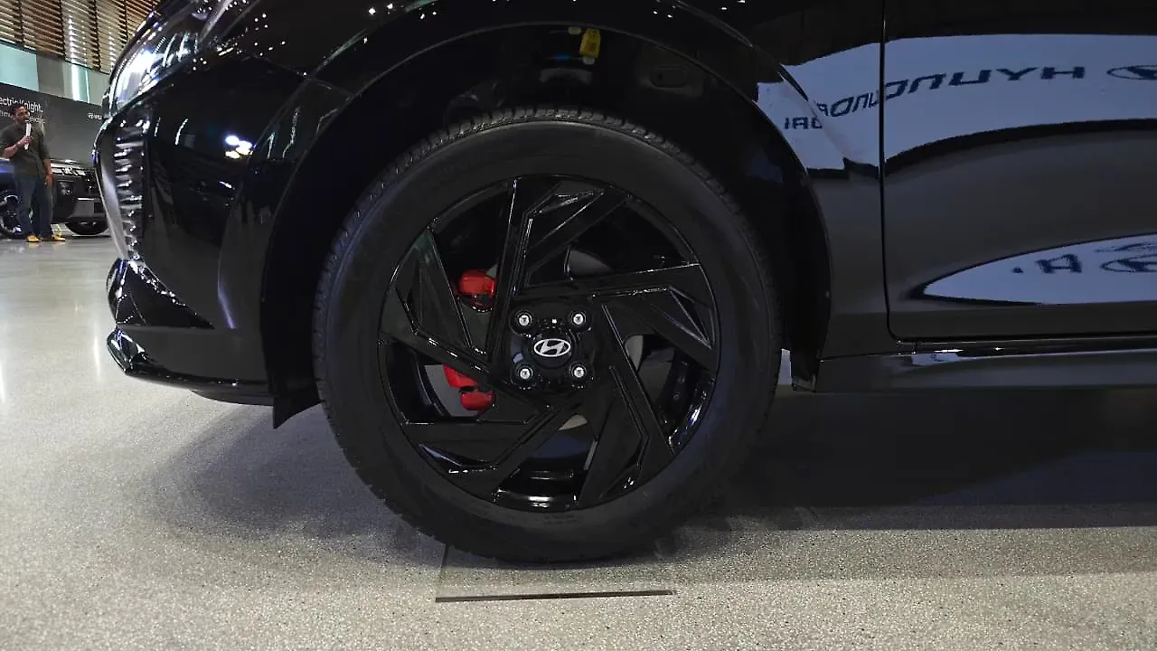 Hyundai i20 Knight Edition Showcased - CarWale