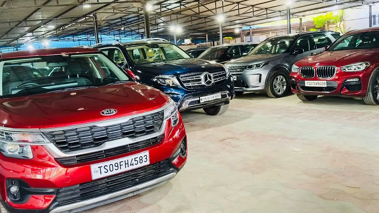 Spinny Car Hub Sarath City Mall | 3 Second Hand Cars Available For Sale ...