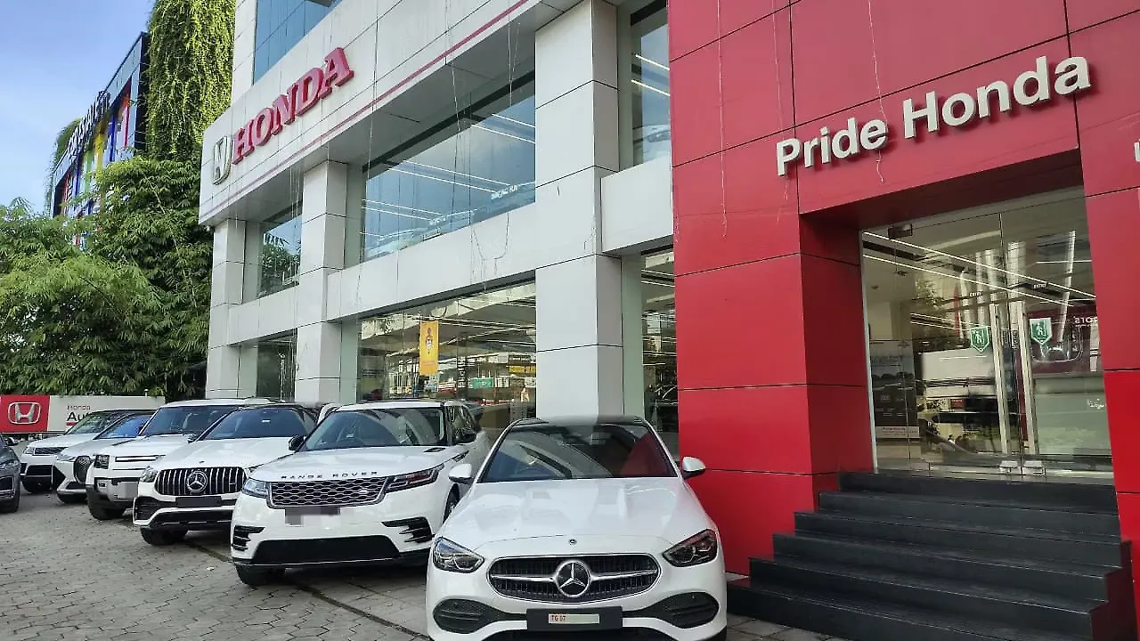 Used Car Showrooms in Hyderabad | Used Car Dealers in Hyderabad - CarWale