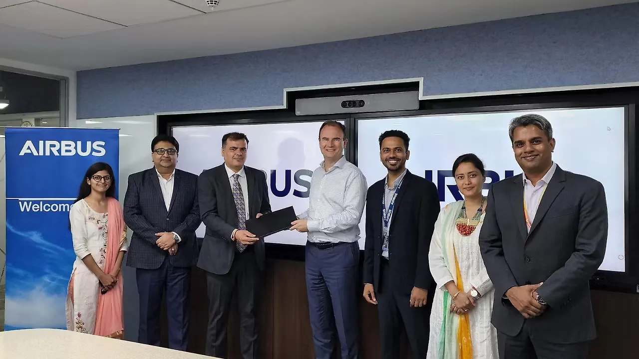 Sigining agreement between Redbird Flight Training Academy and Airbus