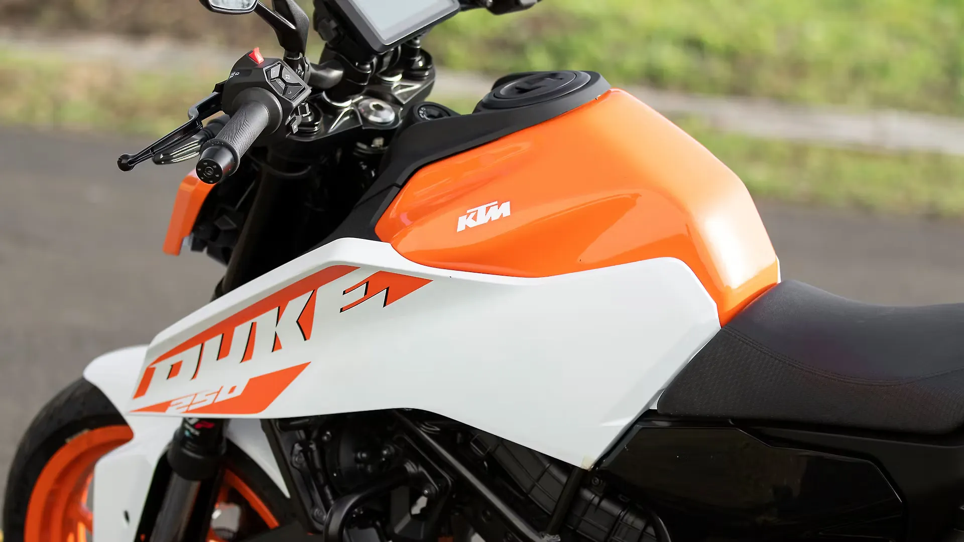 KTM 250 Duke Price - Mileage, Images, Colours | BikeWale