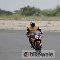 Yamaha YZF R1 vs Yamaha R15 V4 - Know Which Is Better! - BikeWale