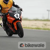 Yamaha YZF R1 vs Yamaha R15 V4 - Know Which Is Better! - BikeWale