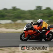 Yamaha YZF R1 vs Yamaha R15 V4 - Know Which Is Better! - BikeWale