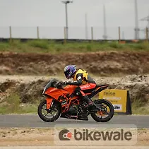 Yamaha YZF R1 vs Yamaha R15 V4 - Know Which Is Better! - BikeWale