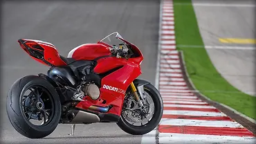 Ducati Panigale R Cornering Image – BikeWale