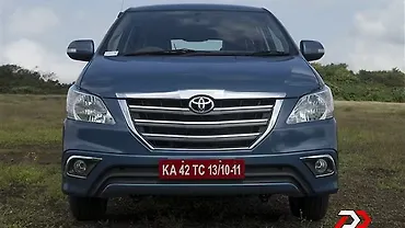 Innova [2013-2014] Rear Arm Rest Image, Innova [2013-2014] Photos in ...