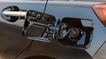 बलेनो Open Fuel Lid इमेज, बलेनो भारत में फ़ोटोज़ - कारवाले