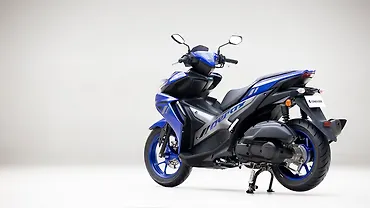 Yamaha Aerox 155 Right Side View Image – BikeWale