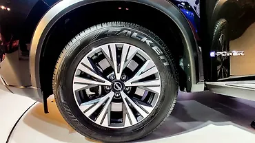 X-Trail Wheel Image, X-Trail Photos in India - CarWale