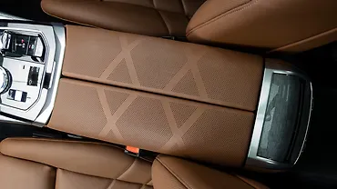 i7 Front Row Seats Image, i7 Photos in India - CarWale