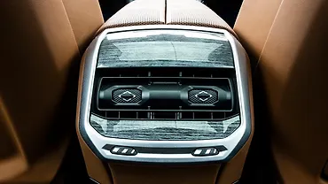 i7 Rear Logo Image, i7 Photos in India - CarWale