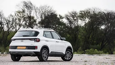 Venue Left Front Three Quarter Image, Venue Photos in India - CarWale