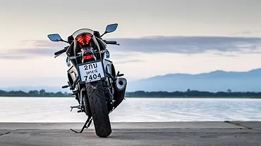 Yamaha YZF-R3 Front View Image – BikeWale