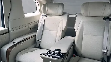 LM Rear Row Centre Arm Rest Image, LM Photos in India - CarWale