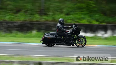 Harley-Davidson Road Glide Right Side View Image – BikeWale