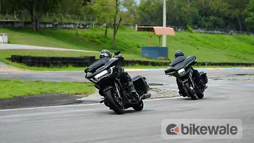 Harley-Davidson Road Glide Right Side View Image – BikeWale