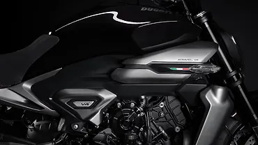 Ducati Diavel V4 Front View Image – BikeWale
