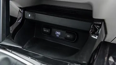 Seltos [2019-2022] USB Port/AUX/Power Socket/Wireless Charging Image ...